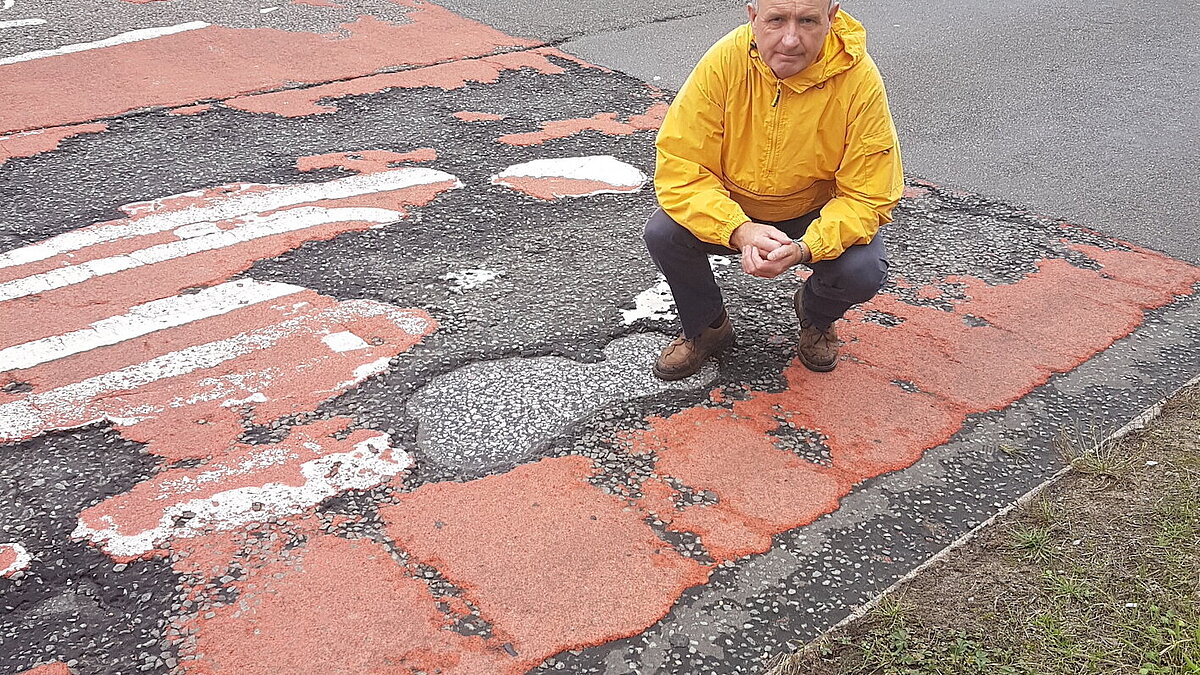 A405 40mph Roundels - worn away and now highway hazards in their own ...